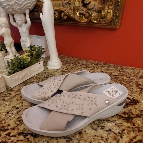 Bzees | Shoes | Bzees Diamond X Ban Sandals | Poshmark